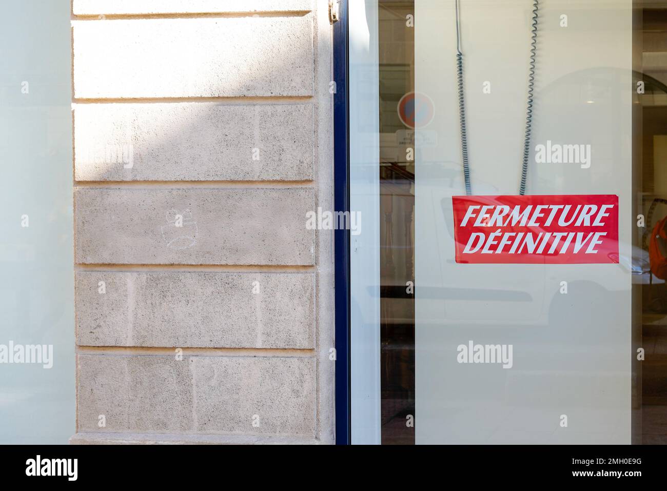 store panel on closed boutique windows in french fermeture definitive ...