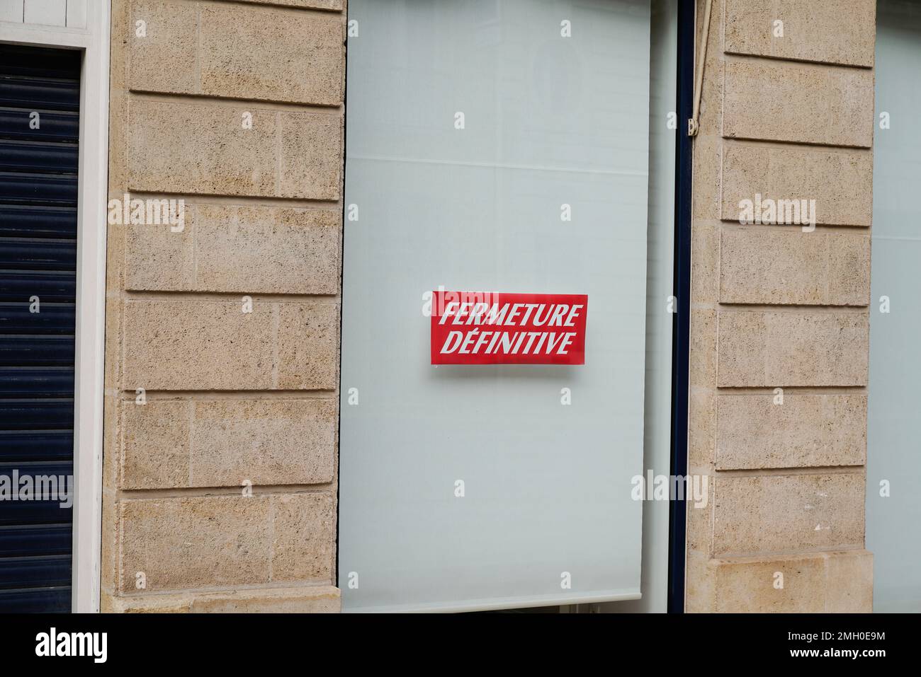 windows shop panel fermeture definitive french text means final closure ...
