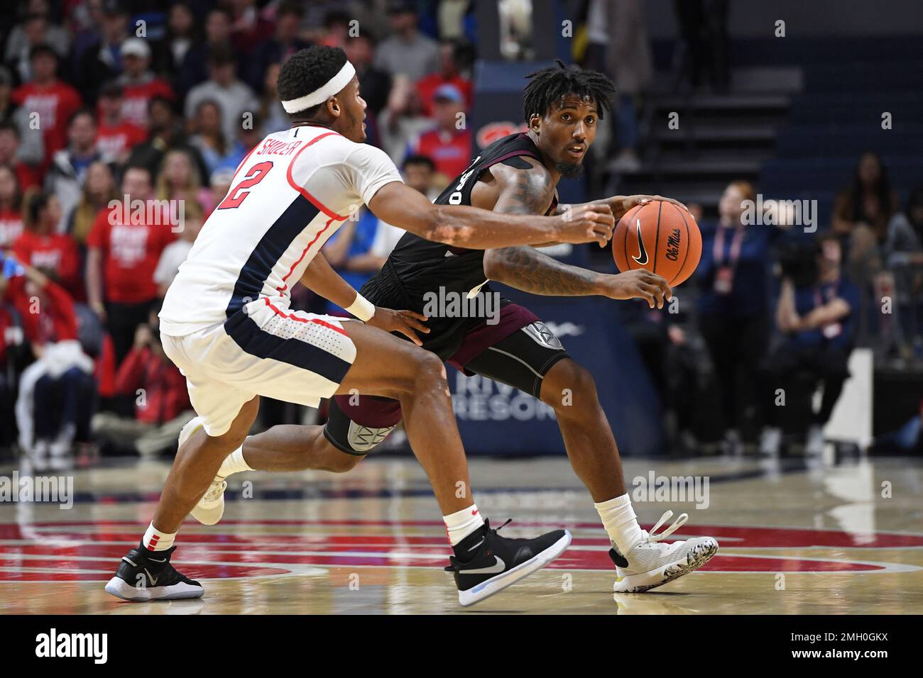 Mississippi State guard Nick Weatherspoon (0) drives the ball past ...