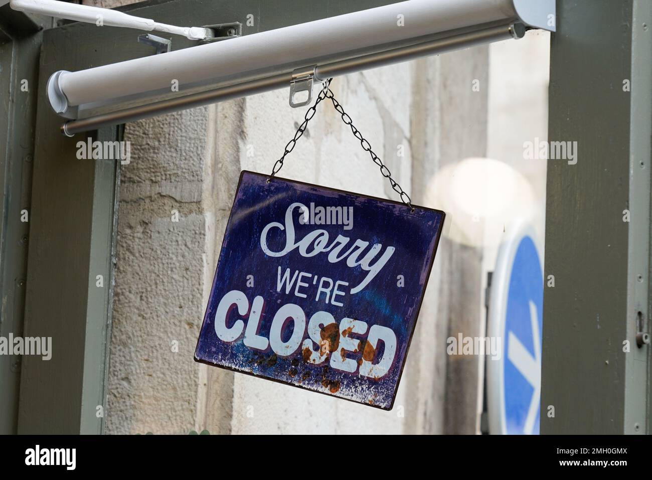 sorry we are closed sign board on door shop restaurant cafe store Stock ...