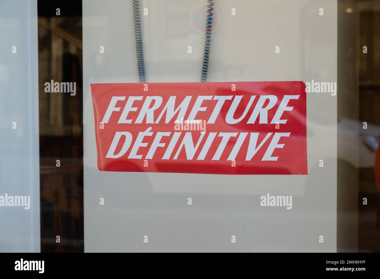 shop fermeture definitive french text means panel sign written final ...
