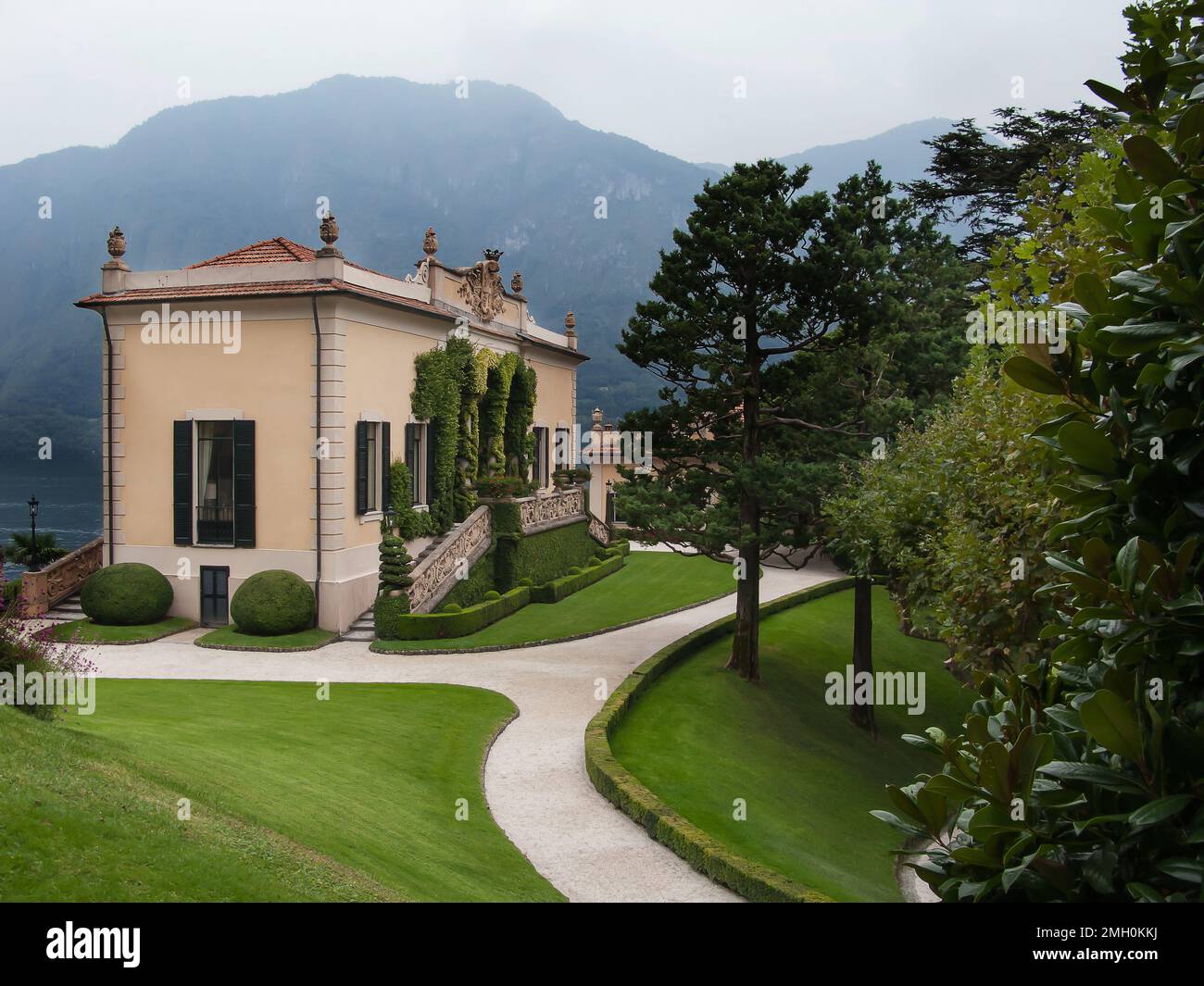 beautiful views, green lawns, trees, bushes and sculptures of the Villa ...