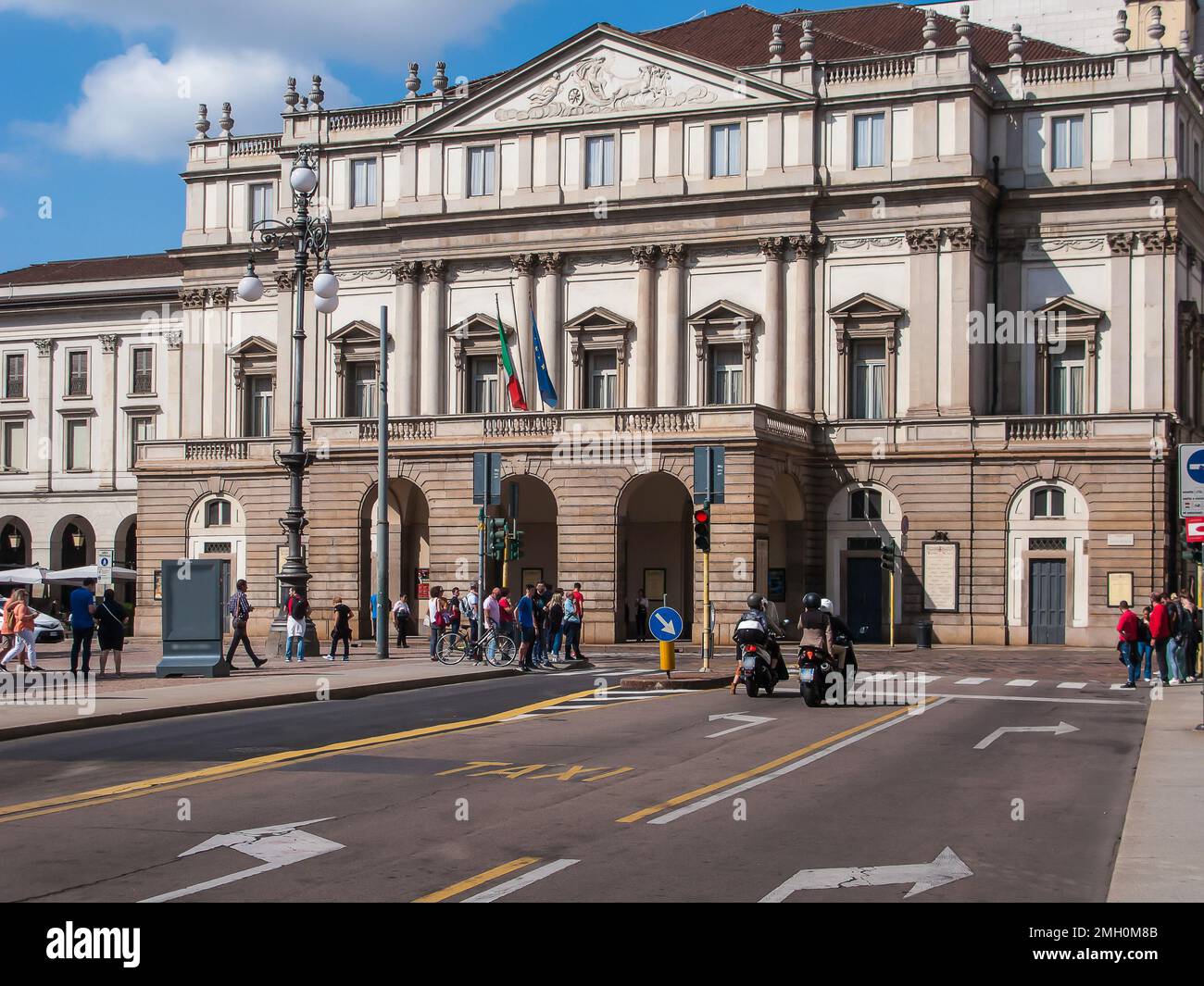 Italy milan street scene hi-res stock photography and images - Alamy