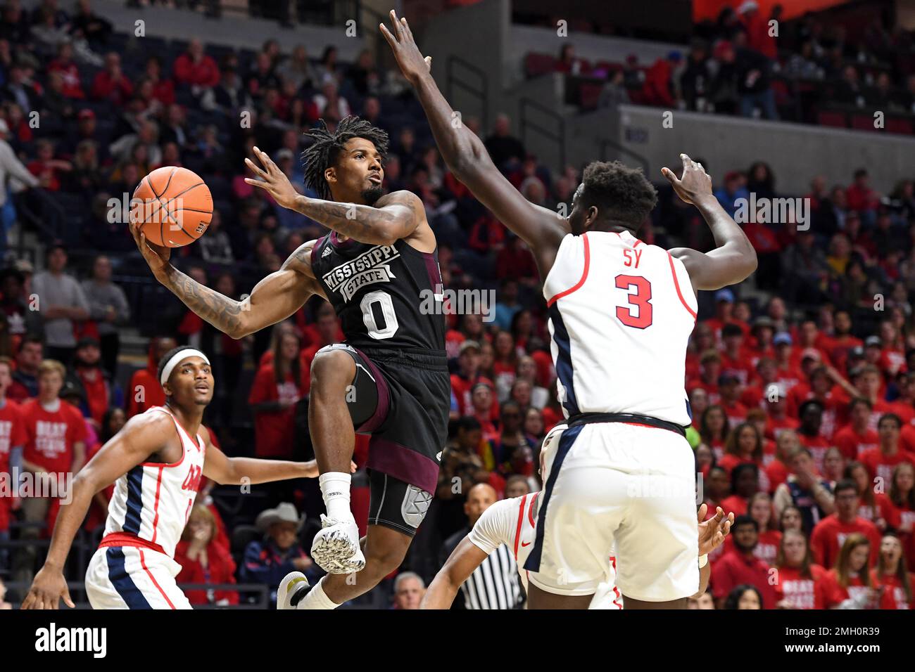 Mississippi State guard Nick Weatherspoon (0) passes the ball as ...