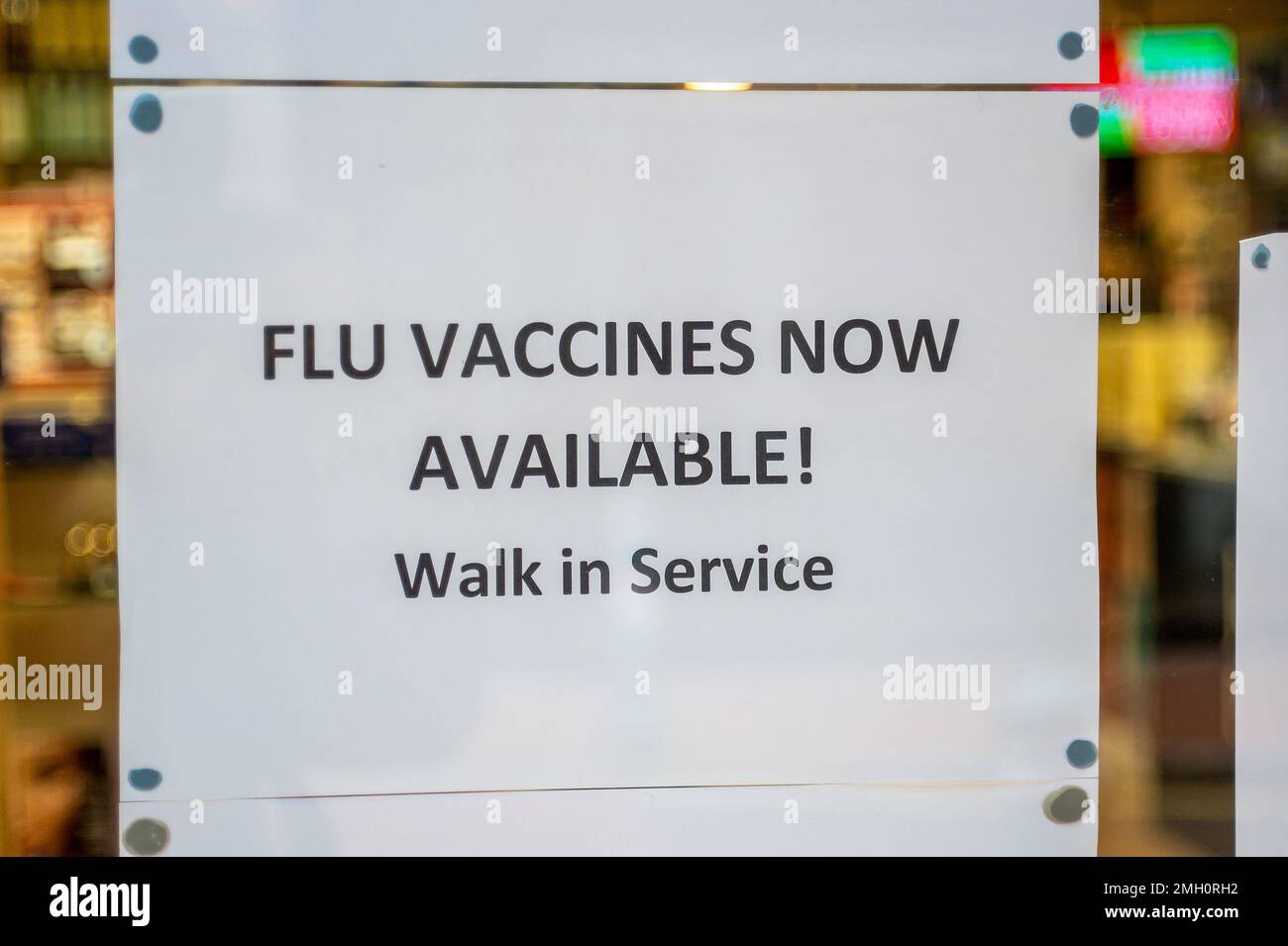 Sign offering a walk in vaccination service hi-res stock photography ...