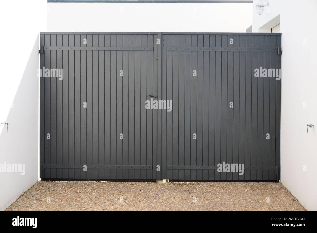 Double driveway gates hi-res stock photography and images - Alamy