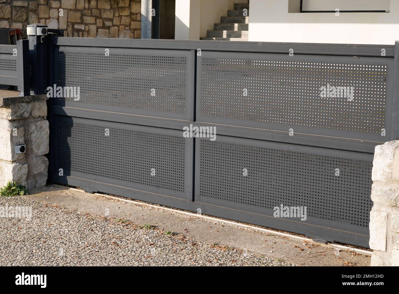 door automatic grey gate of modern house Stock Photo - Alamy