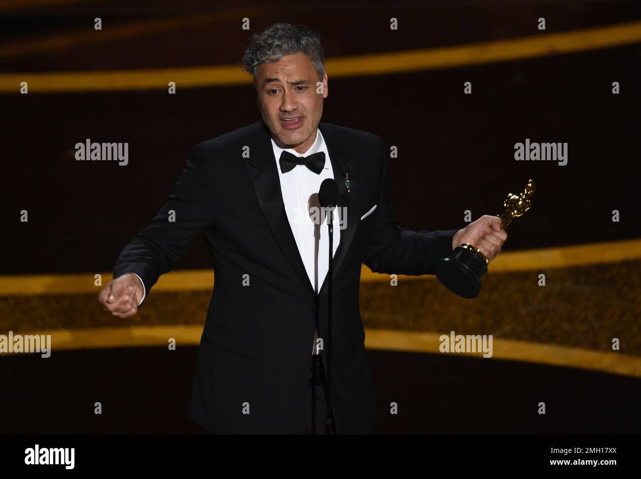 Taika Waititi accepts the award for best adapted screenplay for "Jojo ...