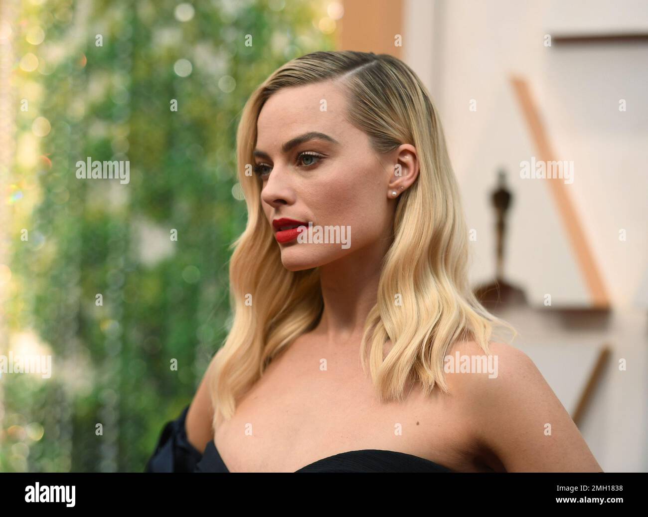 Margot Robbie arrives at the Oscars on Sunday, Feb. 9, 2020, at the ...