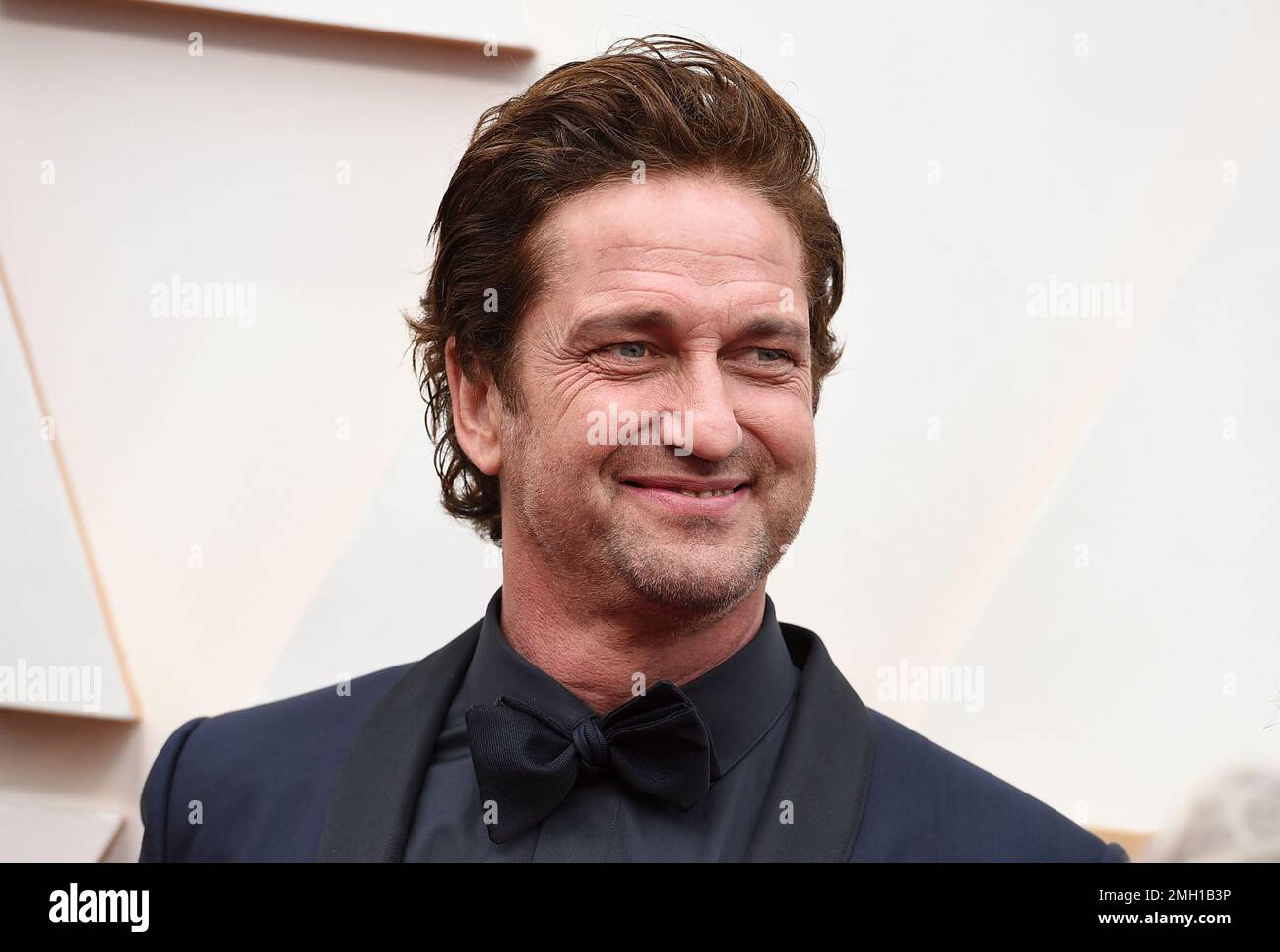 Gerard Butler arrives at the Oscars on Sunday, Feb. 9, 2020, at the ...
