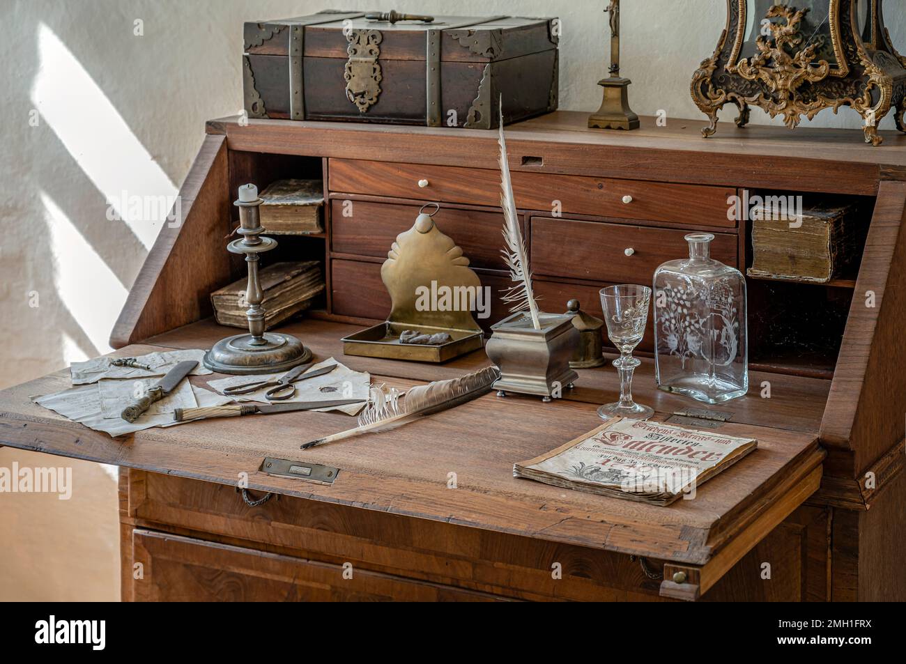 Antique writing utensils hi-res stock photography and images - Alamy