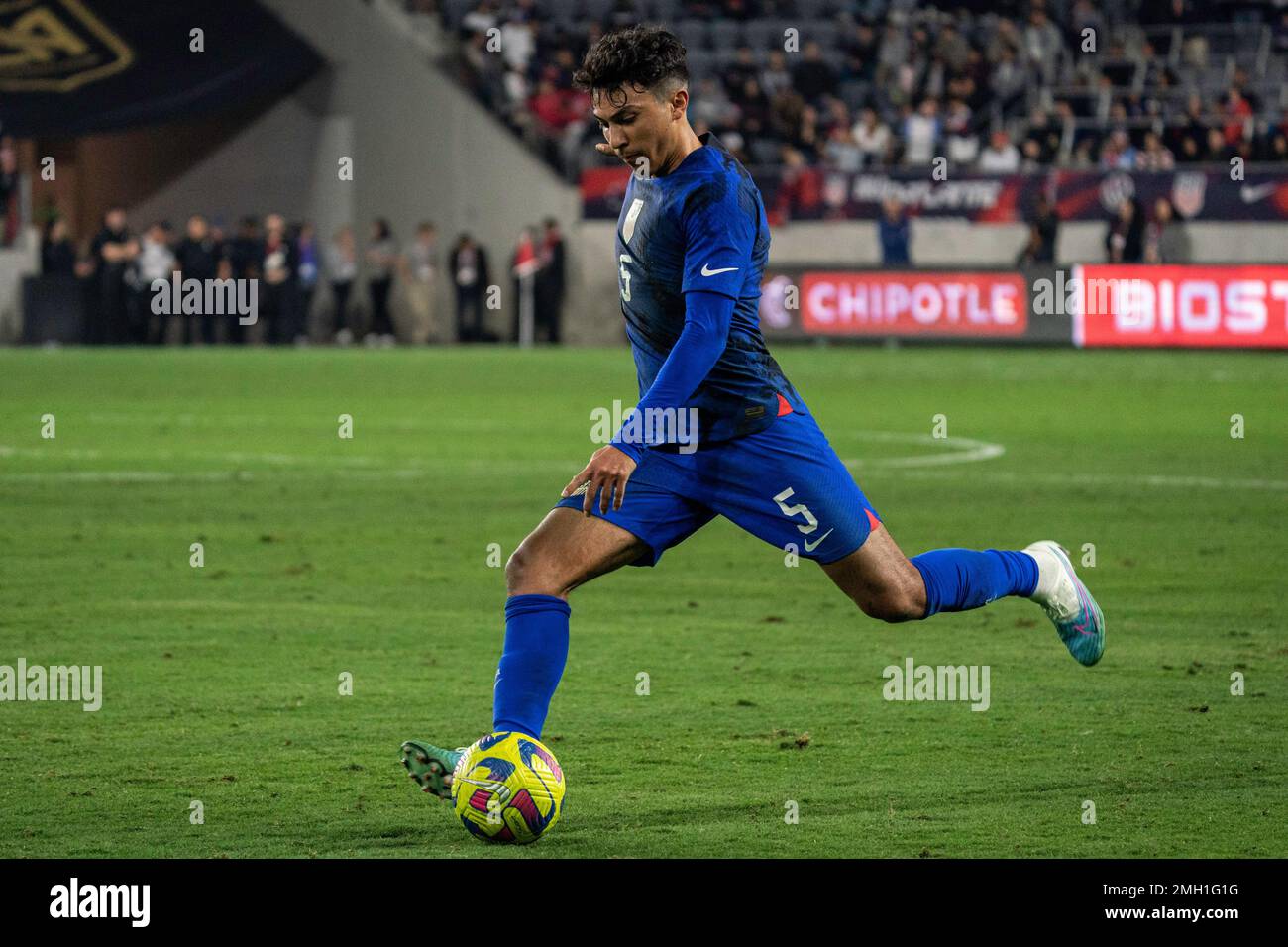 United States of America defender Jonathan Gómez (5) sends a pass ...