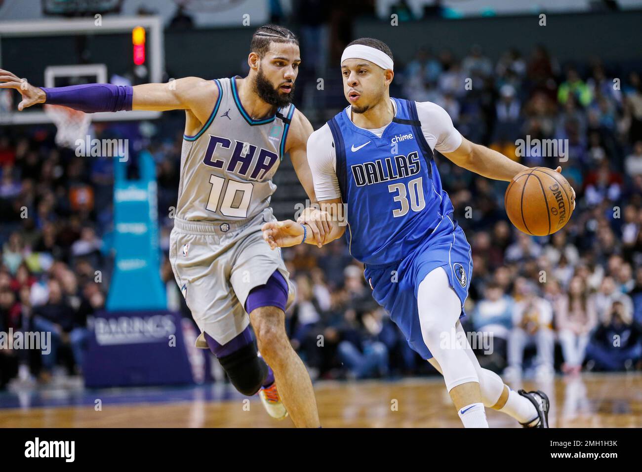 Dallas Mavericks guard Seth Curry, right, drives past Charlotte Hornets ...