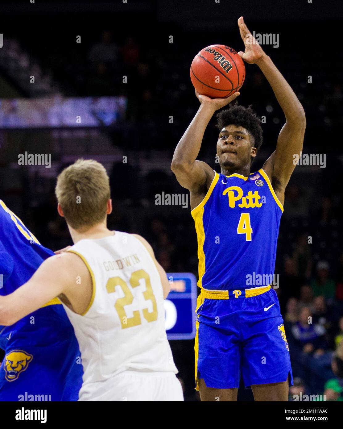 Pittsburgh's Gerald Drumgoole Jr. (4) shoots in front of Notre Dame's ...