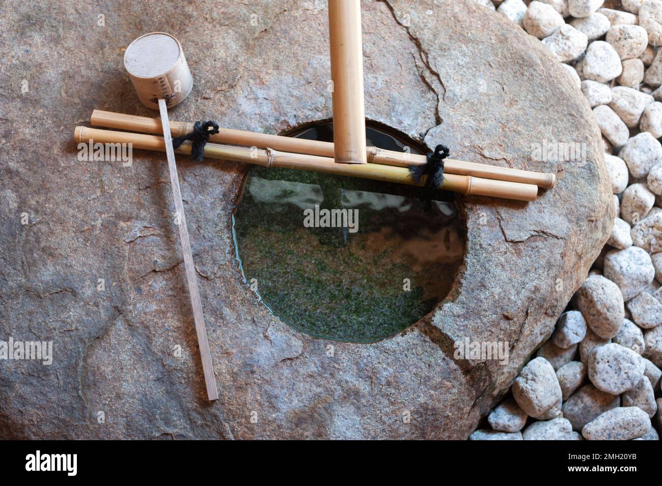 Water basin and dipper at Kenninji Temple, Kyoto, Japan Stock Photo - Alamy