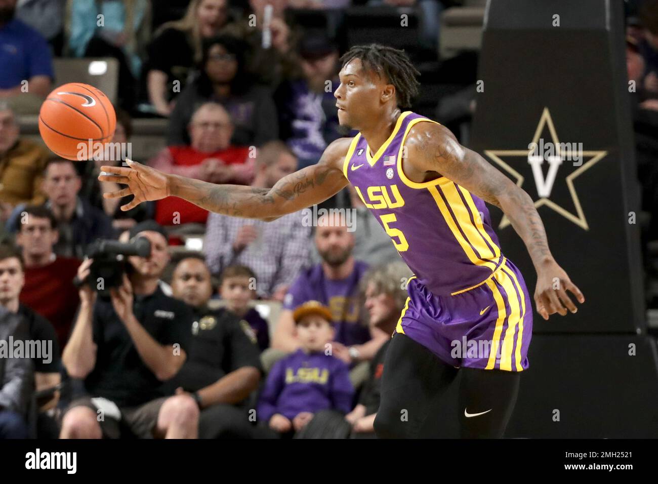 LSU forward Emmitt Williams plays against Vanderbilt in the first half ...