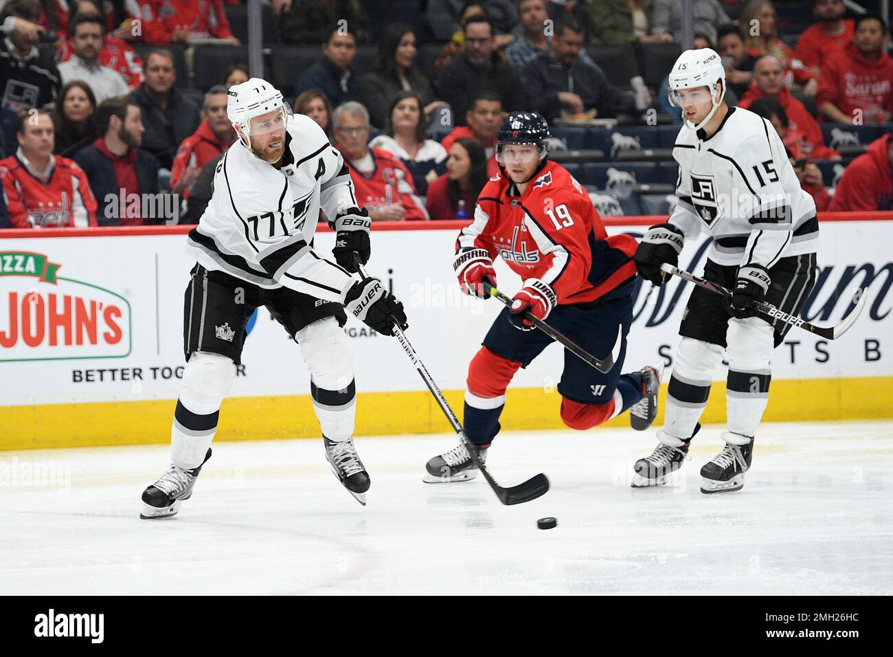 Los Angeles Kings center Jeff Carter (77) passes the puck against ...