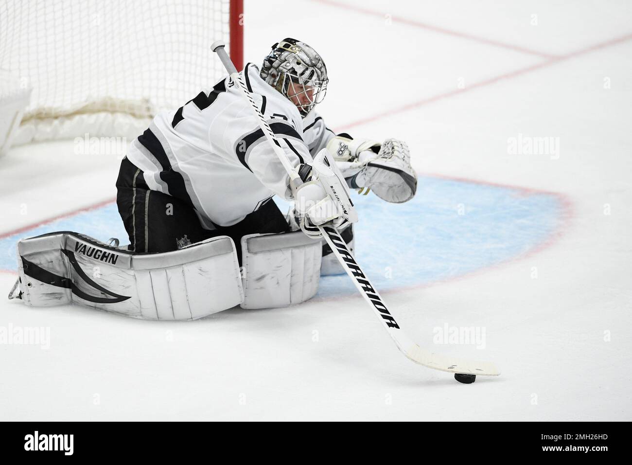 Los Angeles Kings goaltender Jonathan Quick (32) reaches for the puck ...