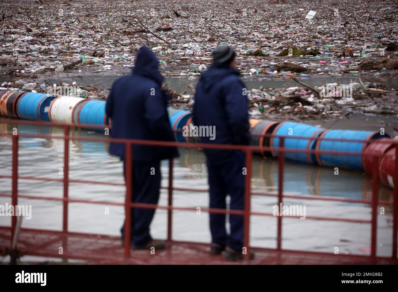 Floating trash barrier hi-res stock photography and images - Alamy