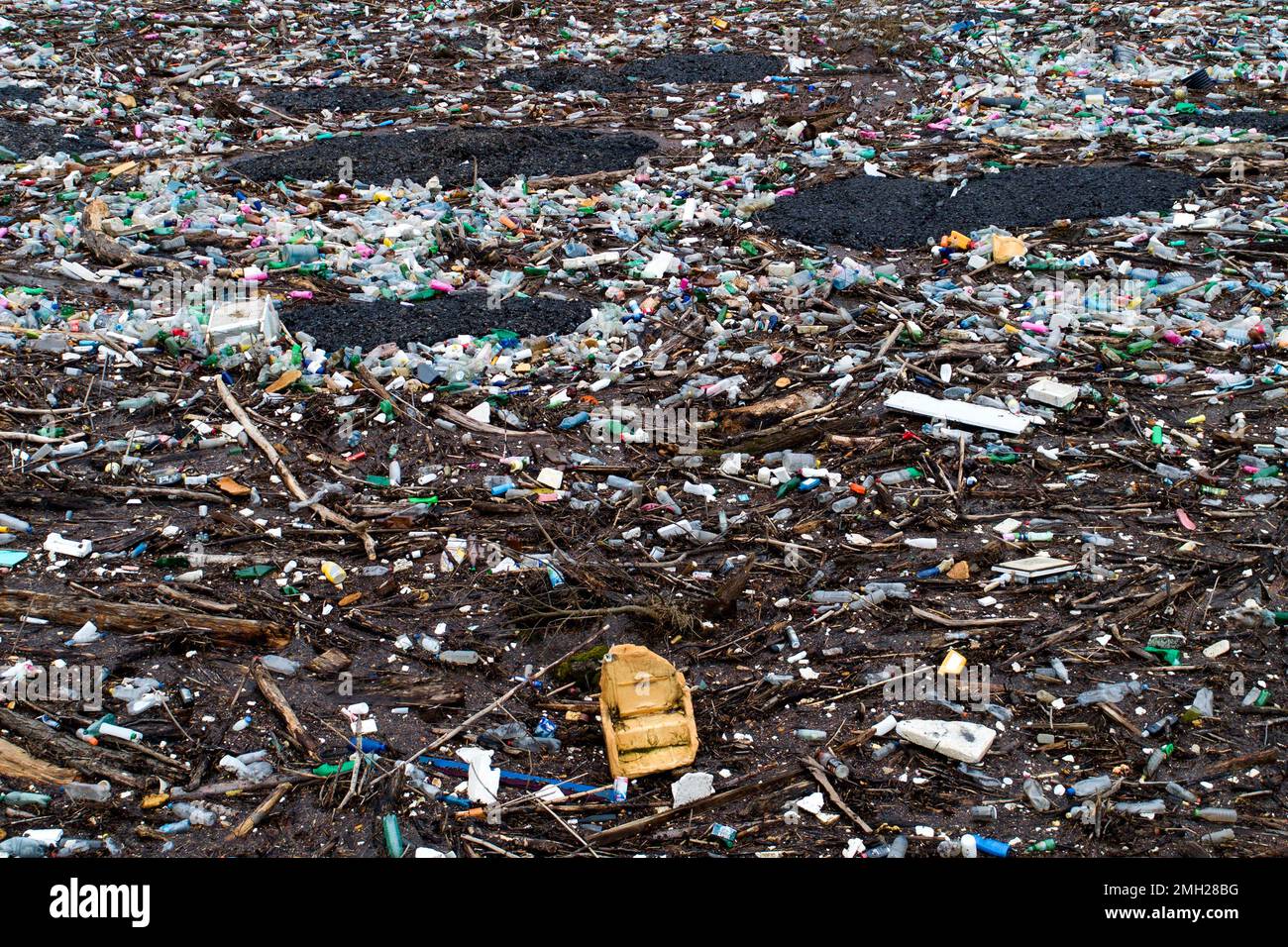Floating trash barrier hi-res stock photography and images - Alamy