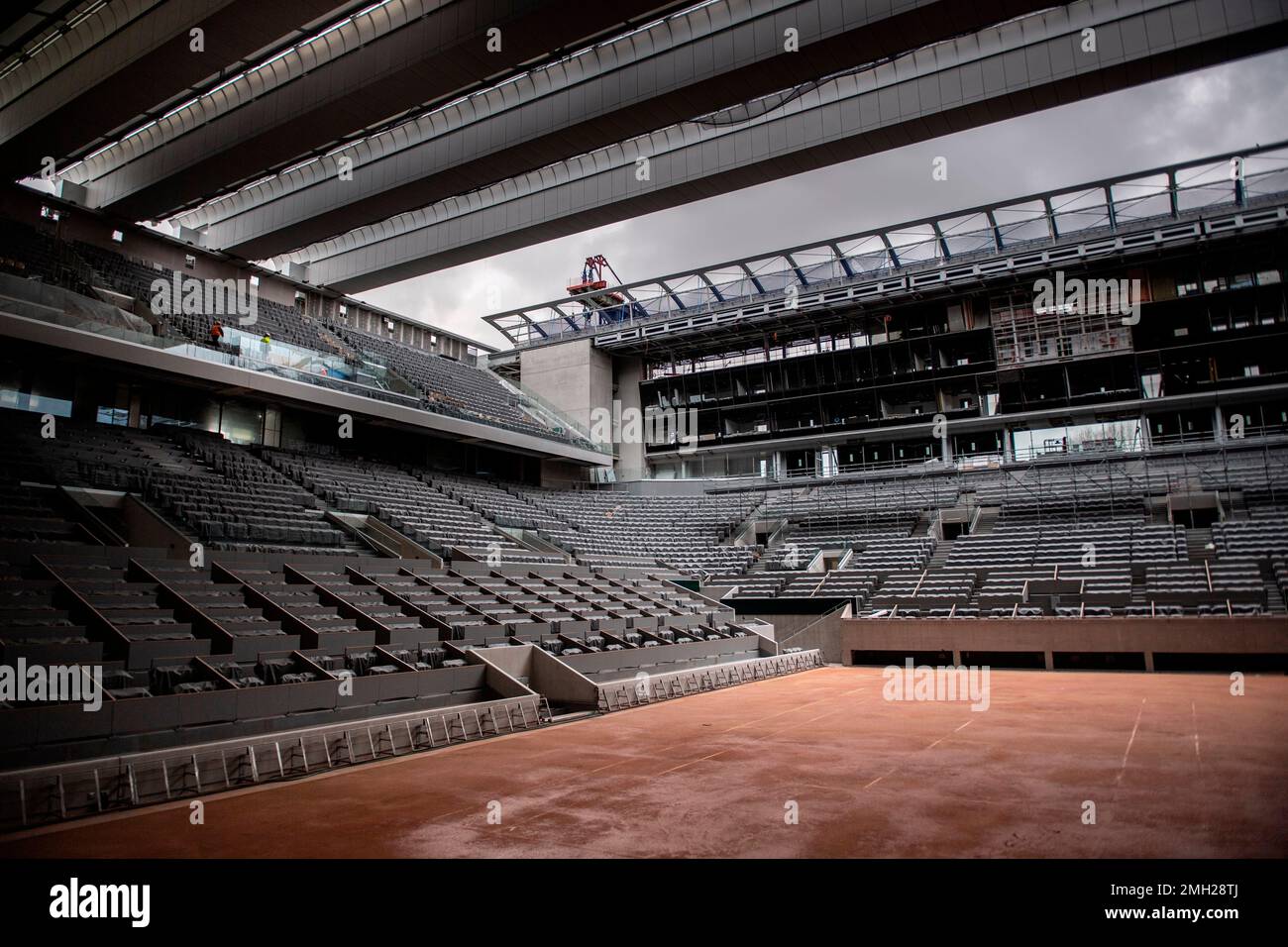 The construction work of the newly built roof of the Philippe Chatrier ...