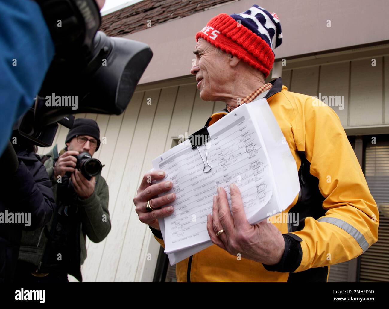 Precinct captain Carl Voss of Des Moines holds voter registration forms ...