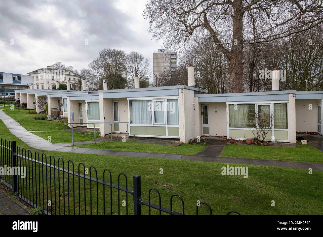 Award winning 1960's Sheltered Housing in Minstead Gardens, Roehampton ...