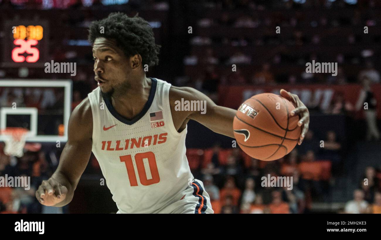 Illinois' Andres Feliz (10) drives the ball vs Minnesota in the first ...
