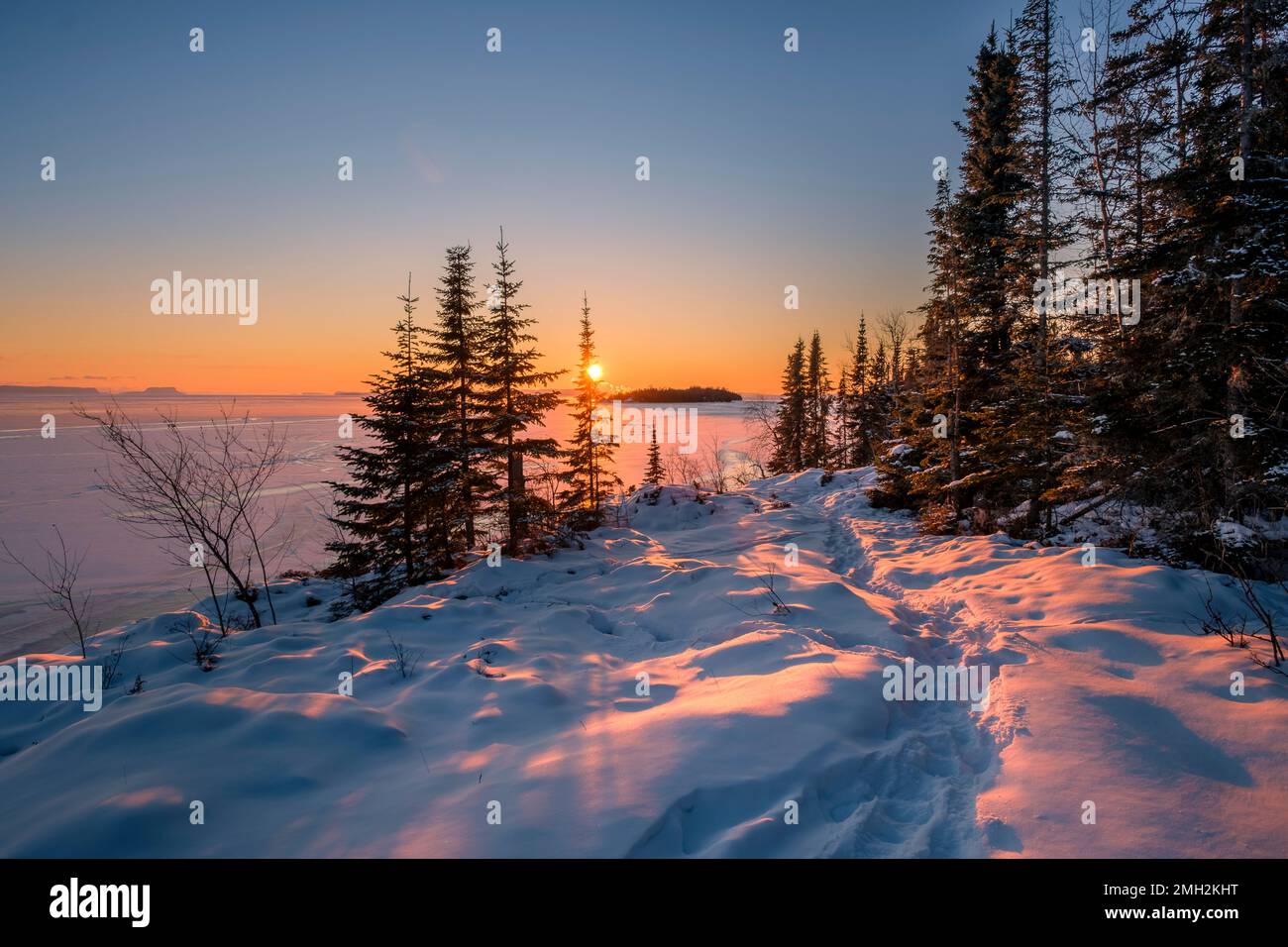 Canadian shield lake hi-res stock photography and images - Alamy