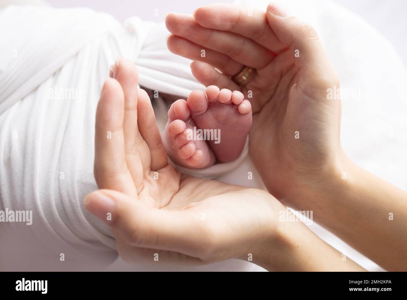 Premature baby feet hi-res stock photography and images - Alamy