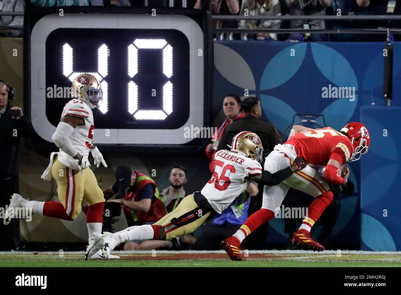 Kansas City Chiefs quarterback Patrick Mahomes (15) scores past San ...