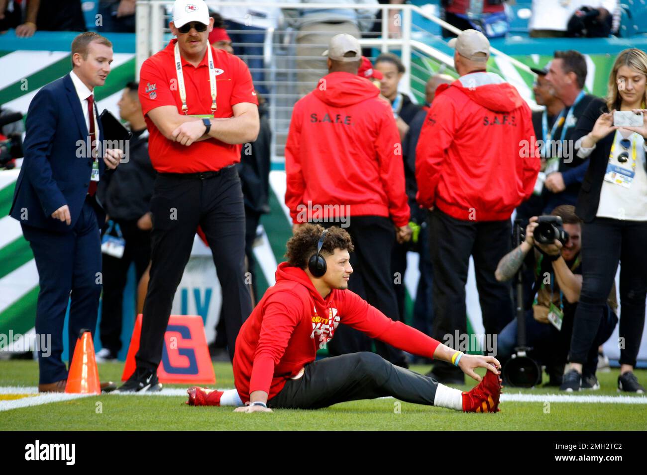 Kansas City Chiefs quarterback Patrick Mahomes warms up before the NFL ...