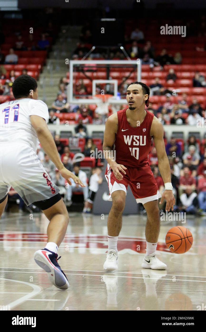 Washington State guard Isaac Bonton (10) dribbles while defended by ...