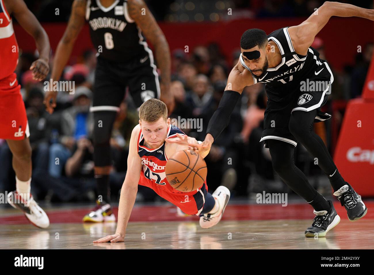 Washington Wizards forward Davis Bertans (42) and Brooklyn Nets guard ...