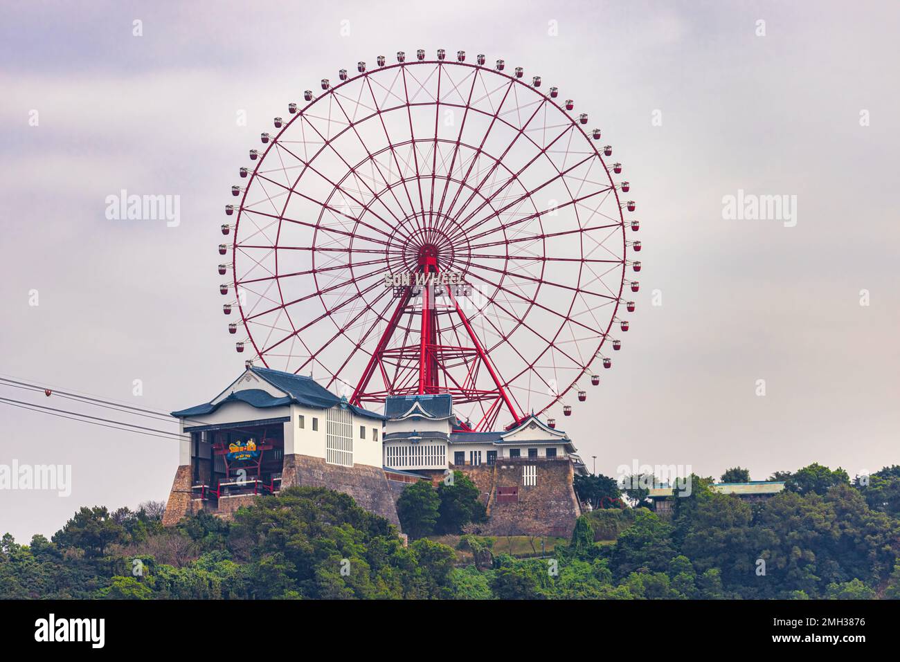 HA LONG, VIETNAM - JAN 1, 2023: Ferris wheel and cable or telepheric ...