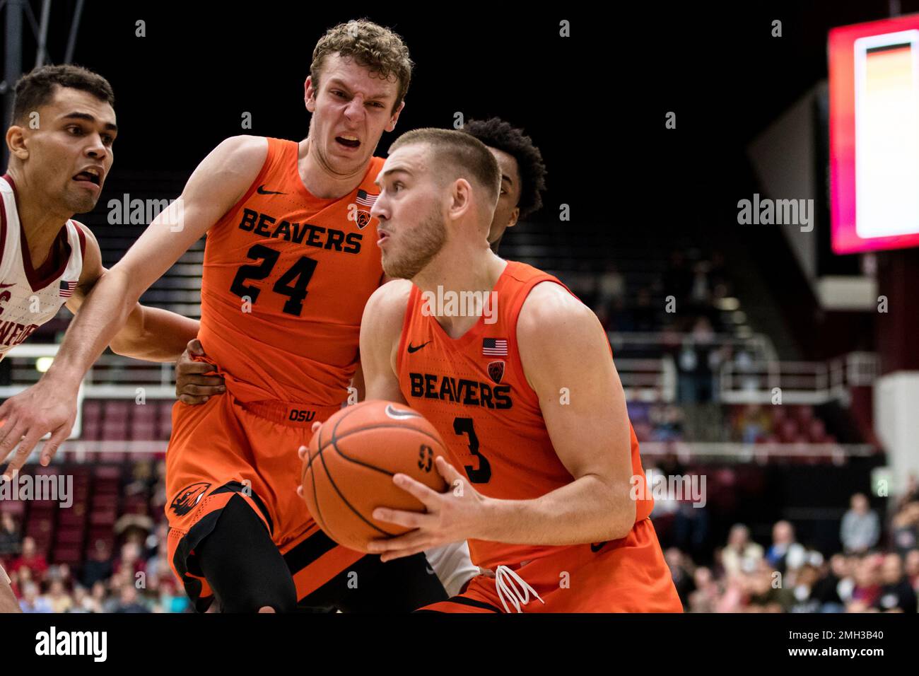 Oregon State forward Kylor Kelley (24) screens Tres Tinkle (3) during ...