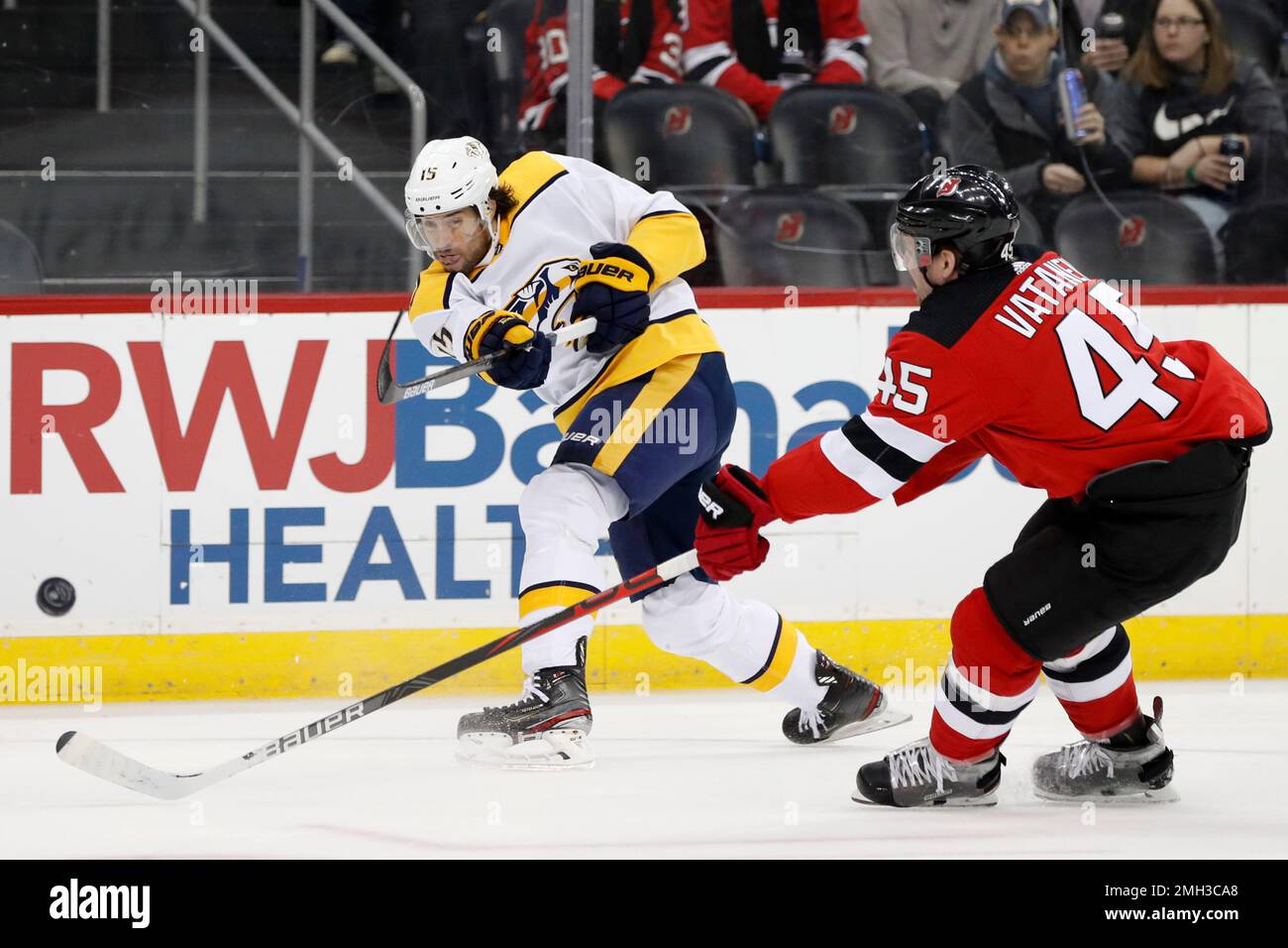 Nashville Predators right wing Craig Smith (15) shoots with New Jersey ...