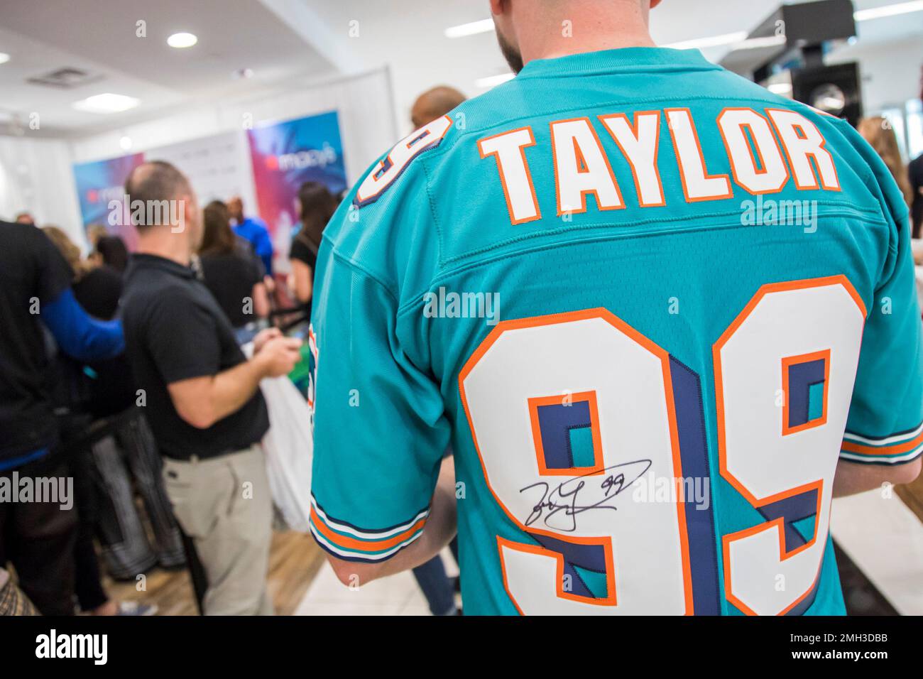 IMAGE DISTRIBUTED FOR MACY'S - Macy's Aventura welcomes Miami Dolphins ...