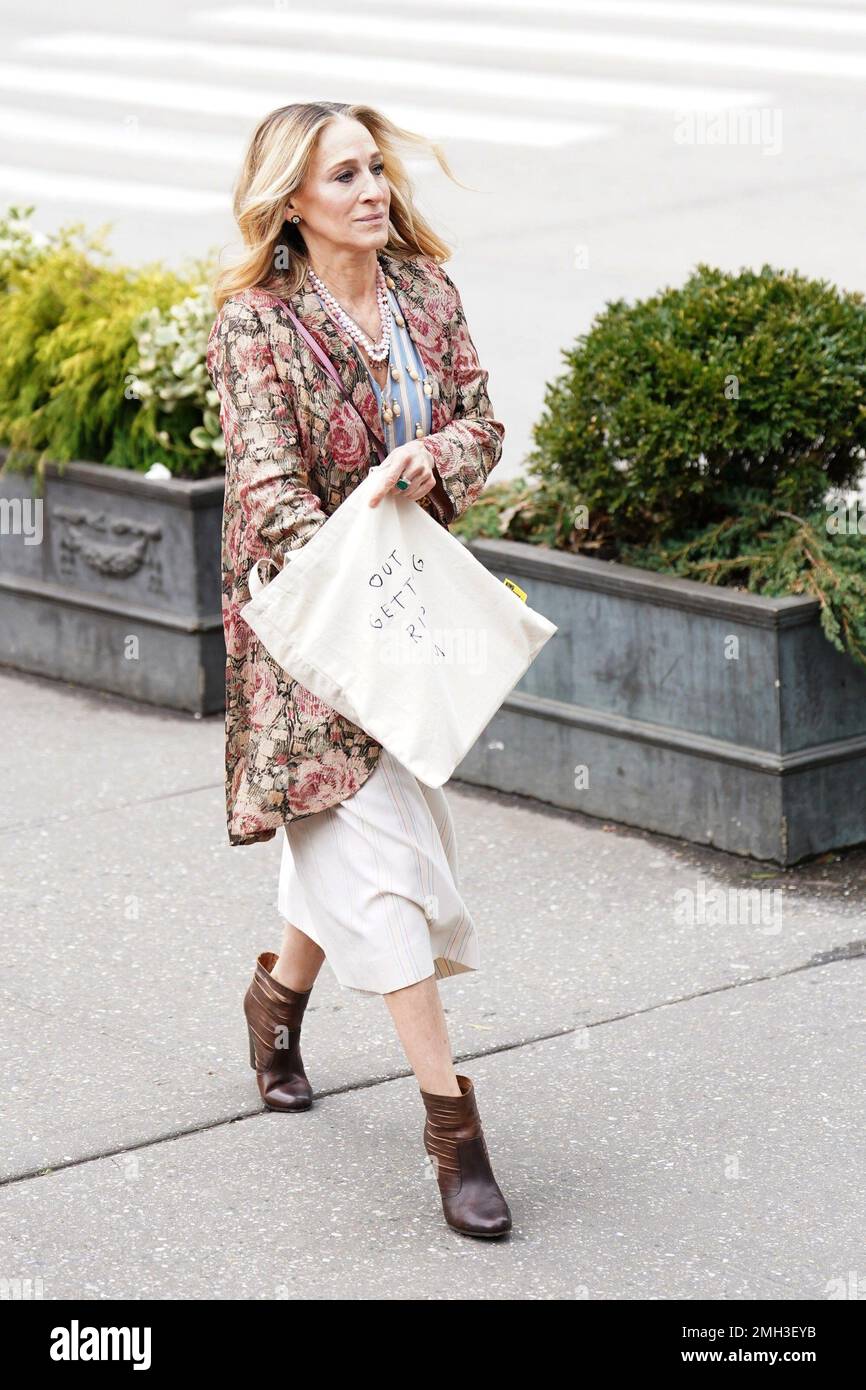 New York, NY, USA. 26th Jan, 2023. Sarah Jessica Parker on location for ...