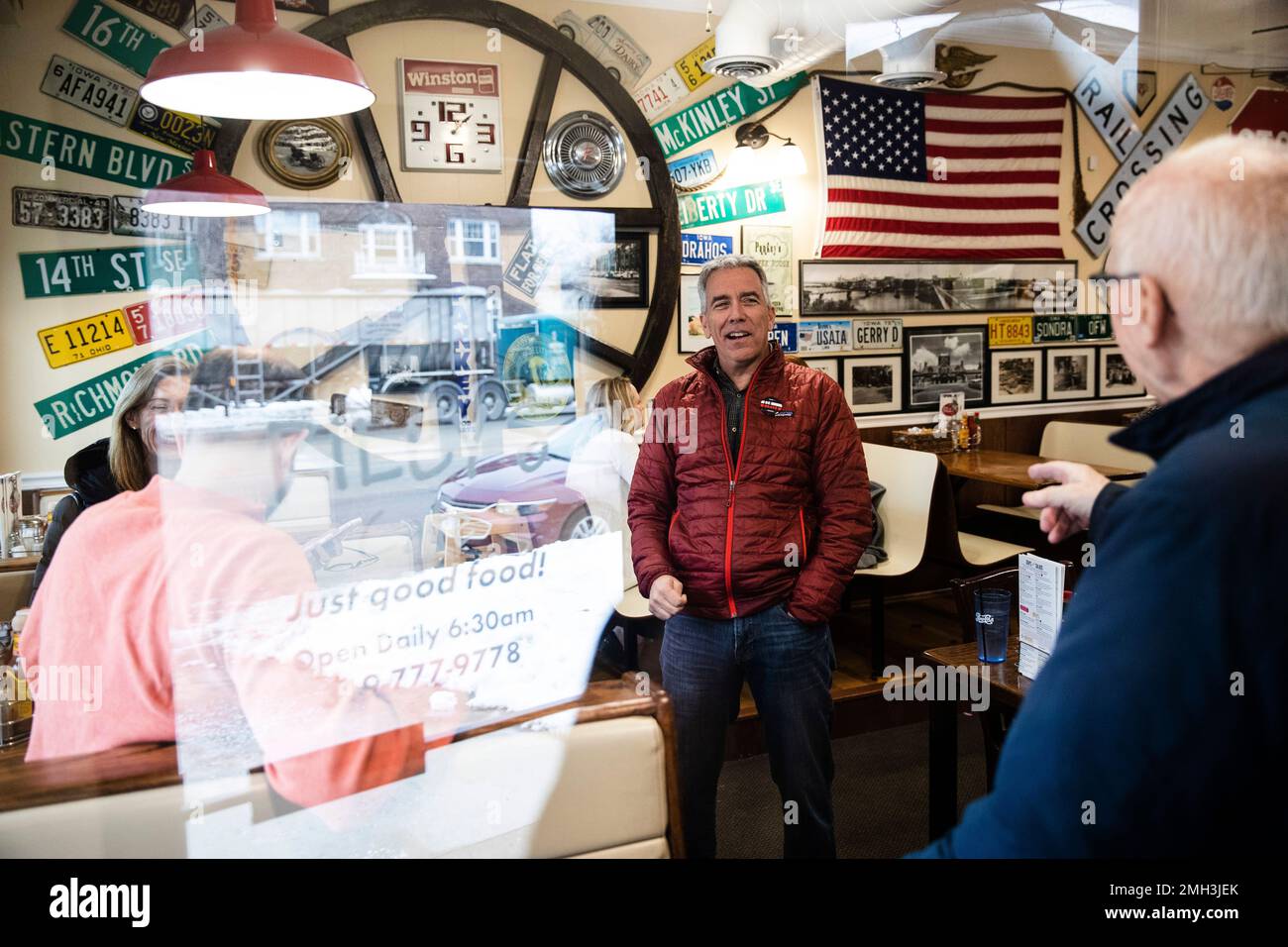 Republican presidential candidate former Rep. Joe Walsh, R-Ill., center ...