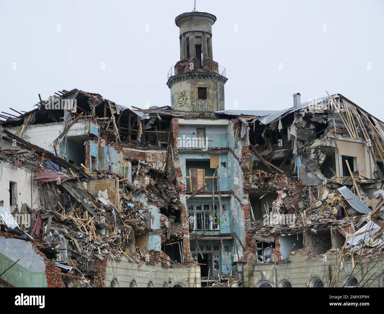 House after explosion hi-res stock photography and images - Alamy