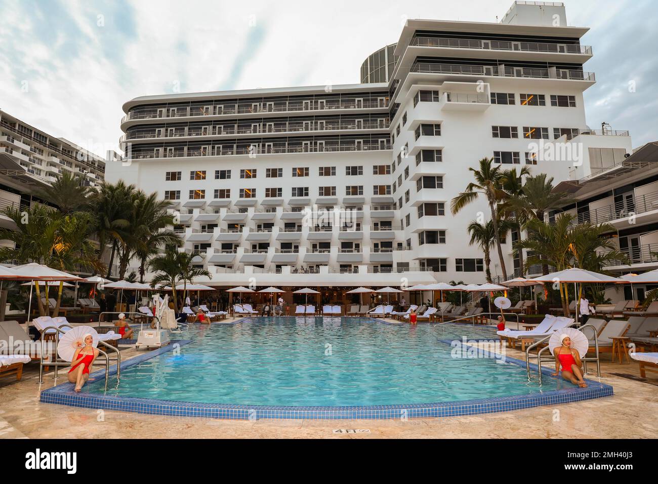 IMAGE DISTRIBUTE FOR RITZ CARLTON - Synchronized swimmers at ribbon ...