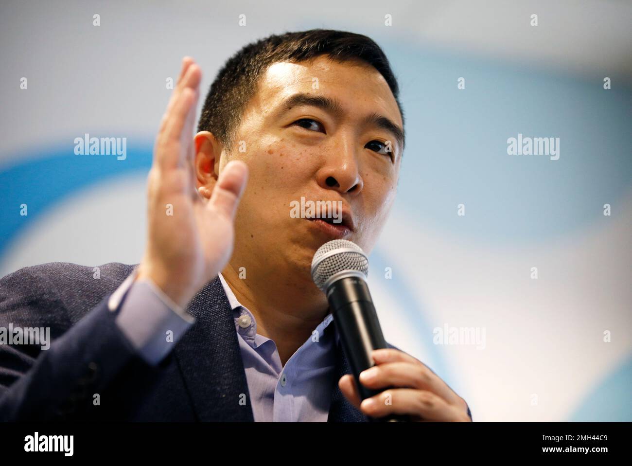 Democratic presidential candidate entrepreneur Andrew Yang speaks ...