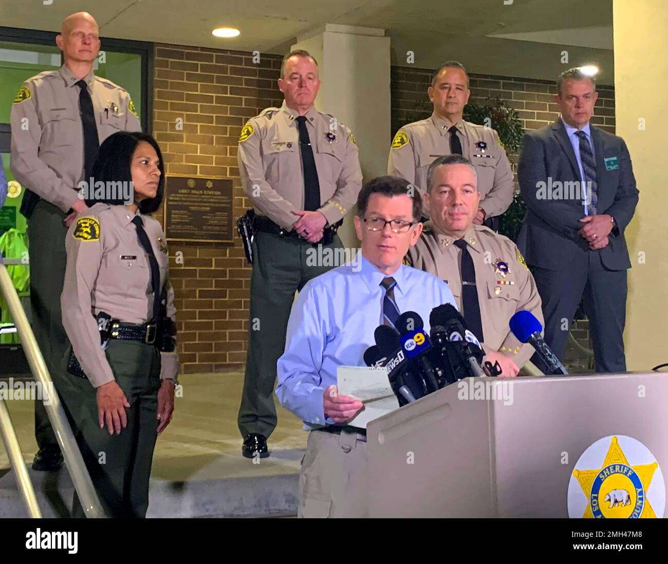Los Angeles County Coroner Dr. Jonathan Lucas, at podium, and Sheriff ...