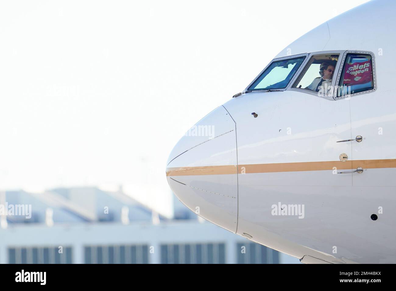 A pilot holds a flag as the Kansas City Chiefs arrive for the NFL Super ...