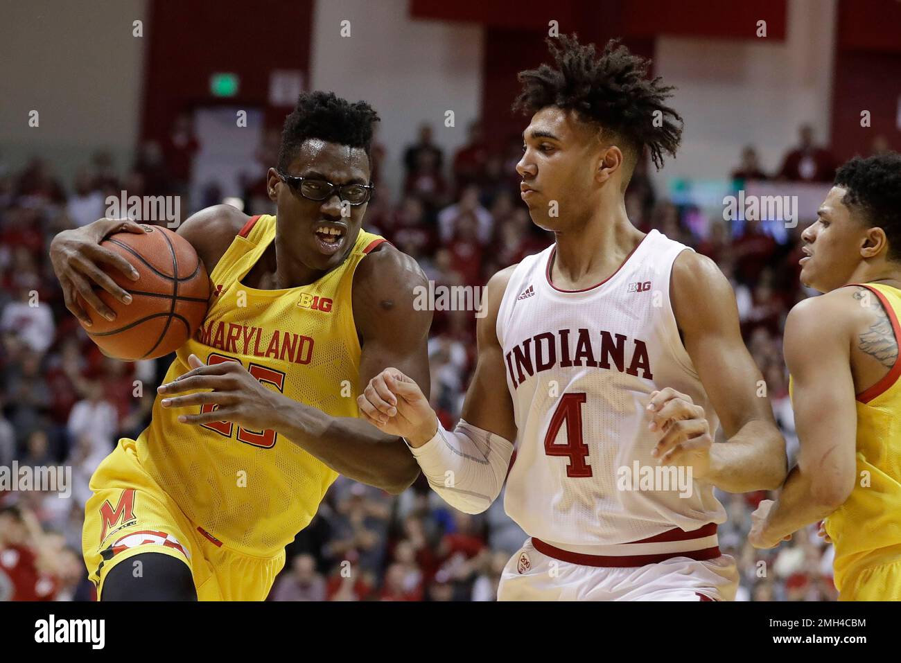 Maryland's Jalen Smith (25) goes to the basket against Indiana's Trayce ...