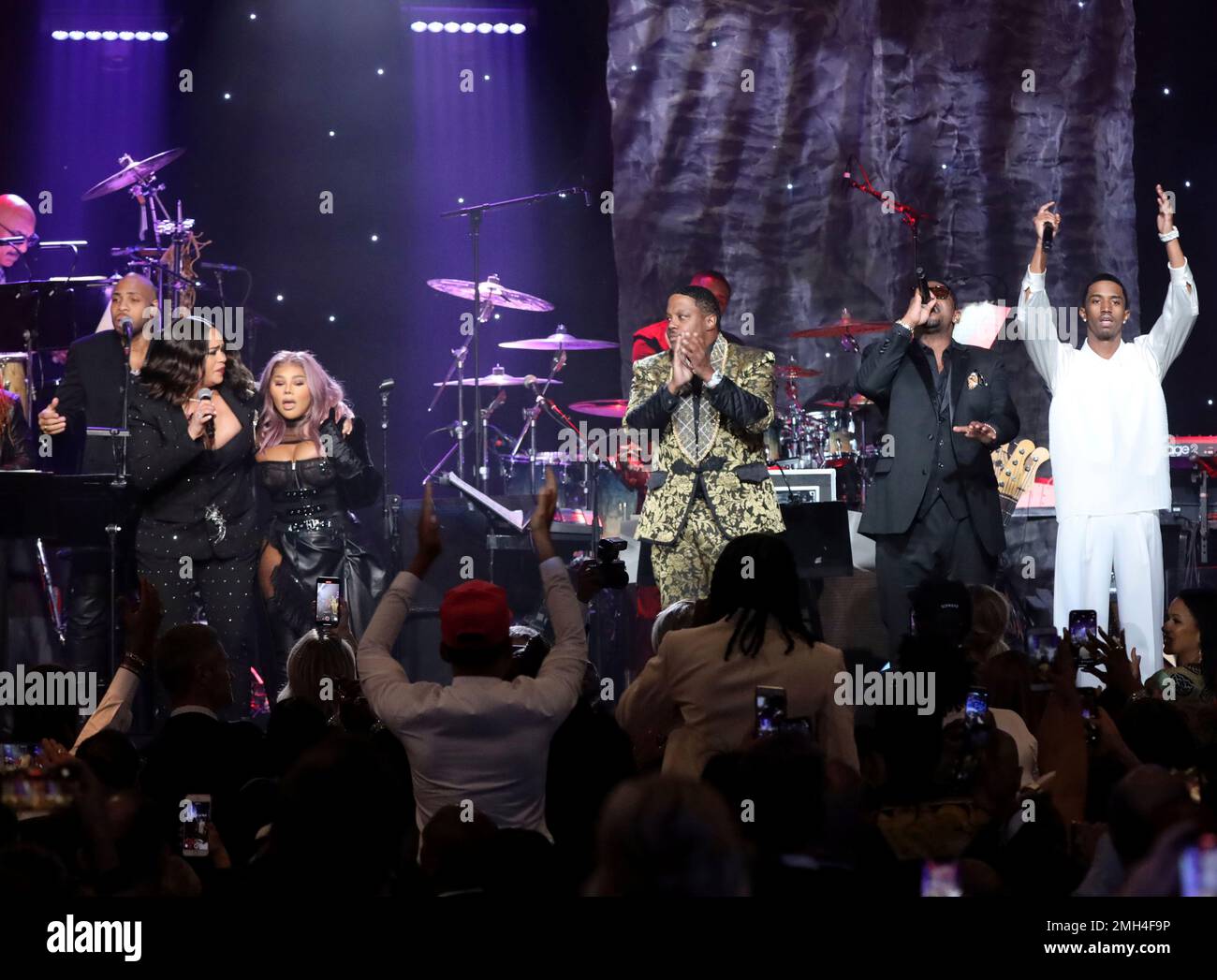 Faith Evans, from left, Lil' Kim, Mase, Carl Thomas, and Christian ...