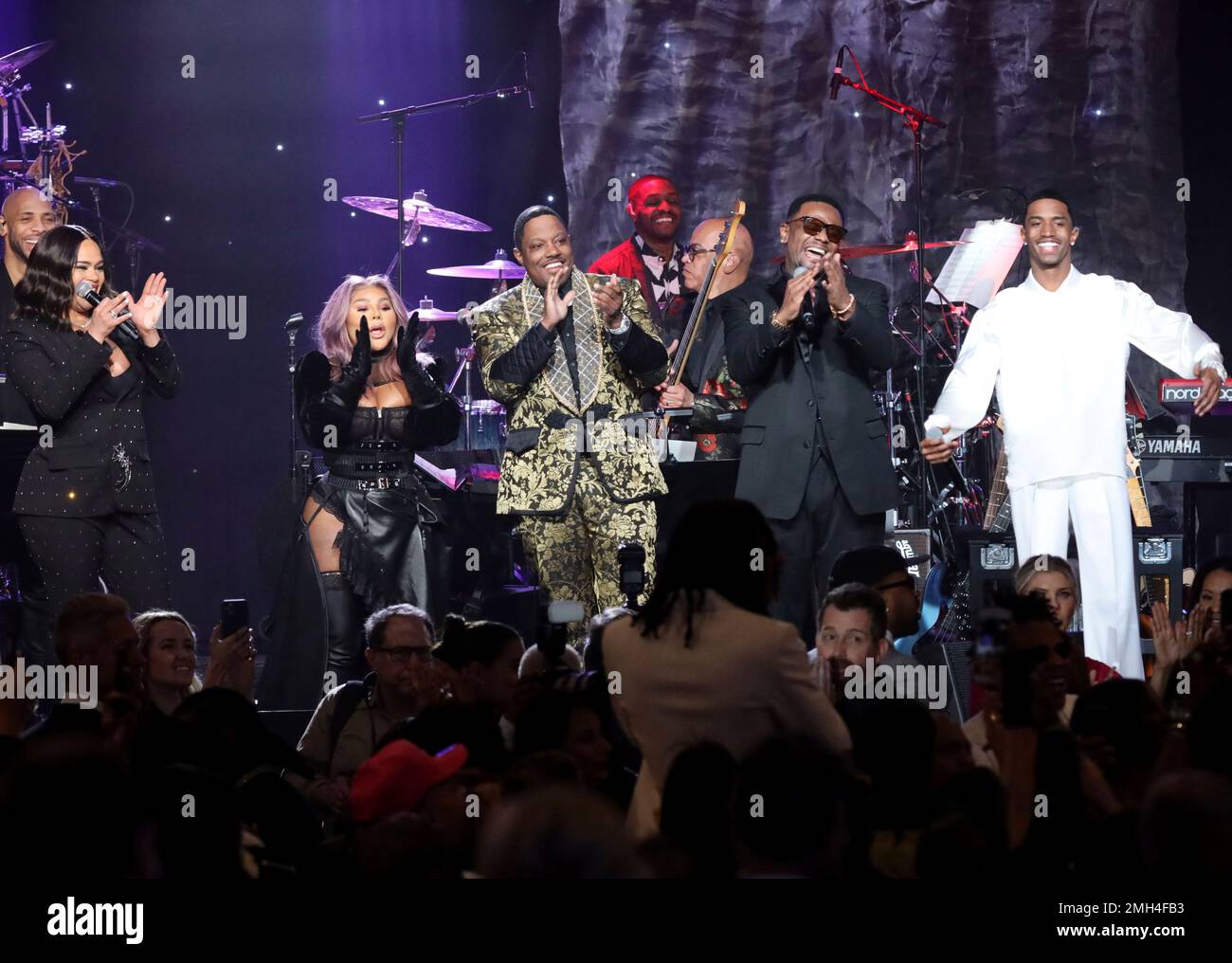 Faith Evans, from left, Lil' Kim, Mase, Carl Thomas, and Christian ...