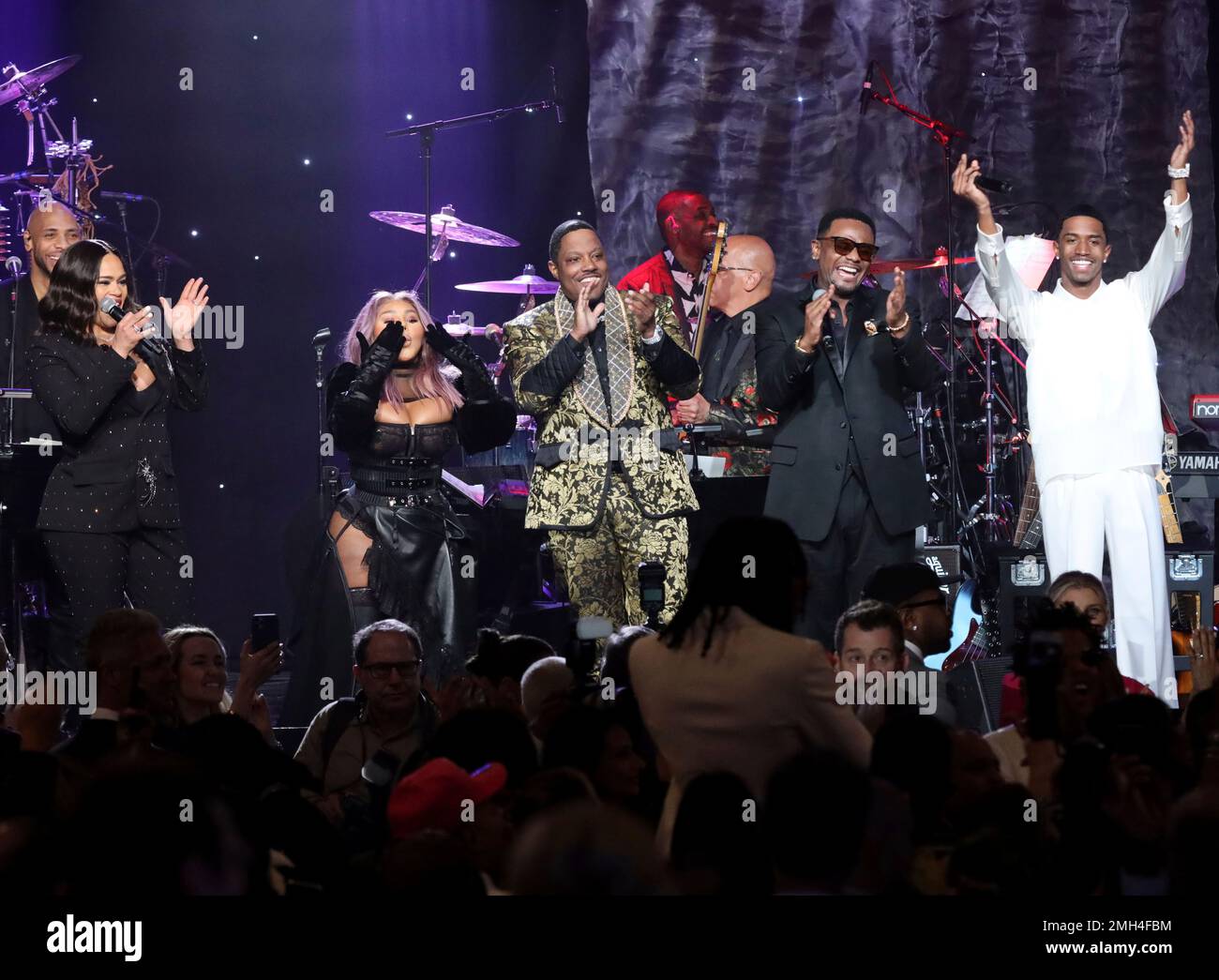Faith Evans, from left, Lil' Kim, Mase, Carl Thomas, and Christian ...