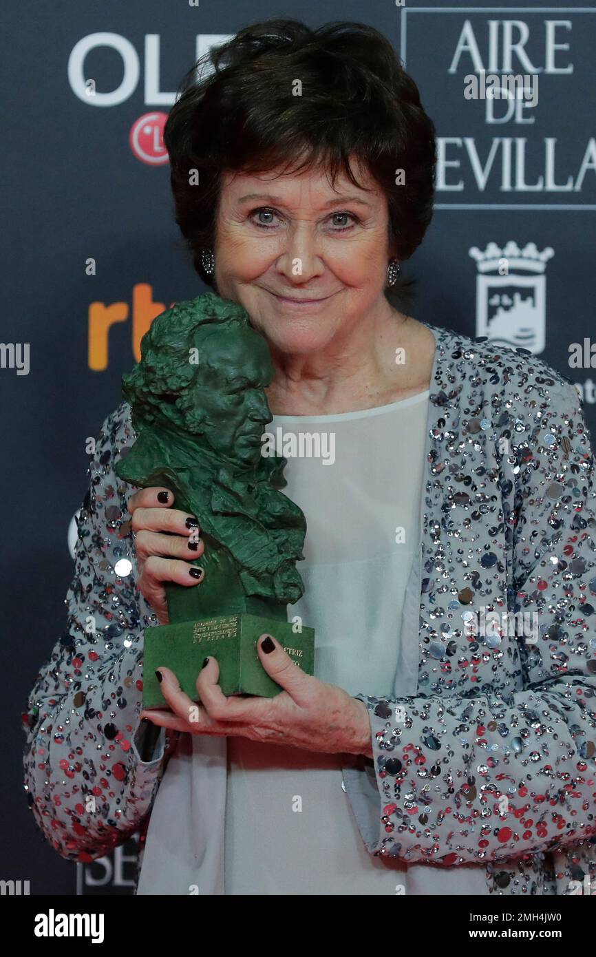 Julieta Serrano poses with her trophy after wining the best supporting ...